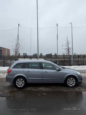Grey Opel Astra 2011 in Tallinn, with an engine capacity of 1.60 L and mileage of 203 thousand km for 1999 €, photo 4 on AUTOMOTO.COM.LV