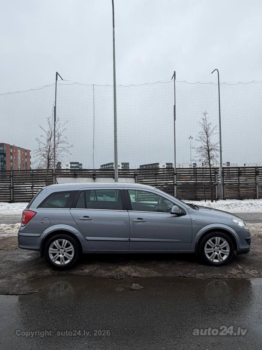 Grey Opel Astra 2011 in Tallinn, with an engine capacity of 1.60 L and mileage of 203 thousand km for 1999 €, photo 4 on AUTOMOTO.COM.LV