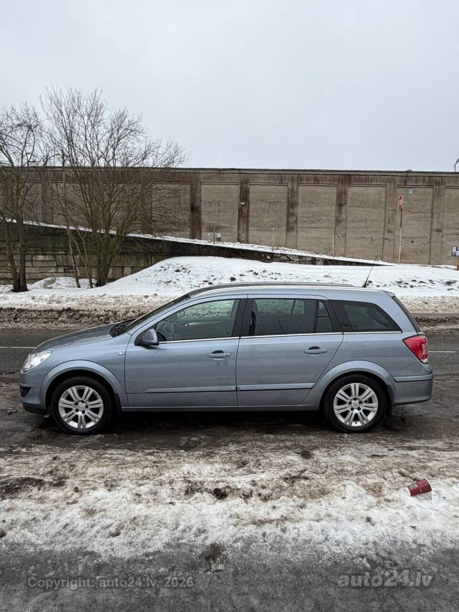 Grey Opel Astra 2011 in Tallinn, with an engine capacity of 1.60 L and mileage of 203 thousand km for 1999 €, photo 5 on AUTOMOTO.COM.LV