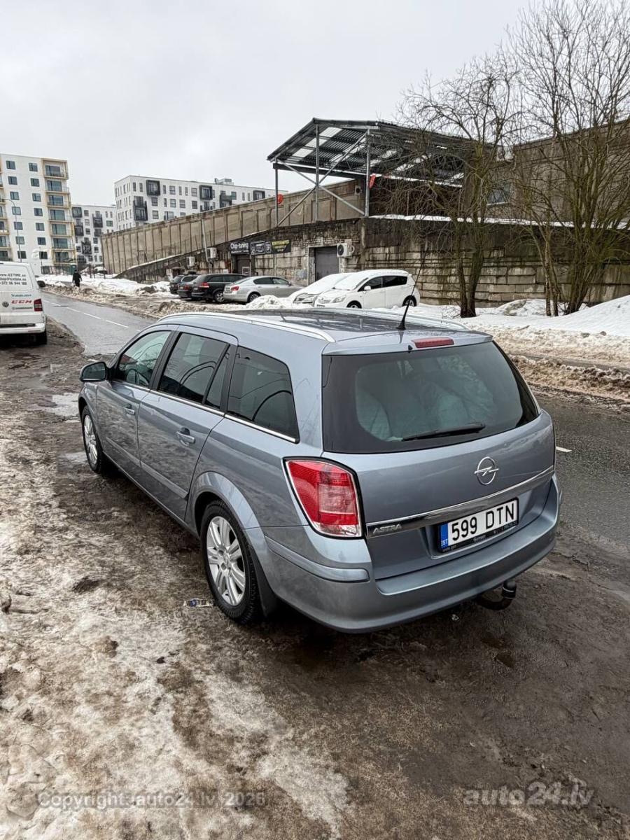 Grey Opel Astra 2011 in Tallinn, with an engine capacity of 1.60 L and mileage of 203 thousand km for 1999 €, photo 6 on AUTOMOTO.COM.LV