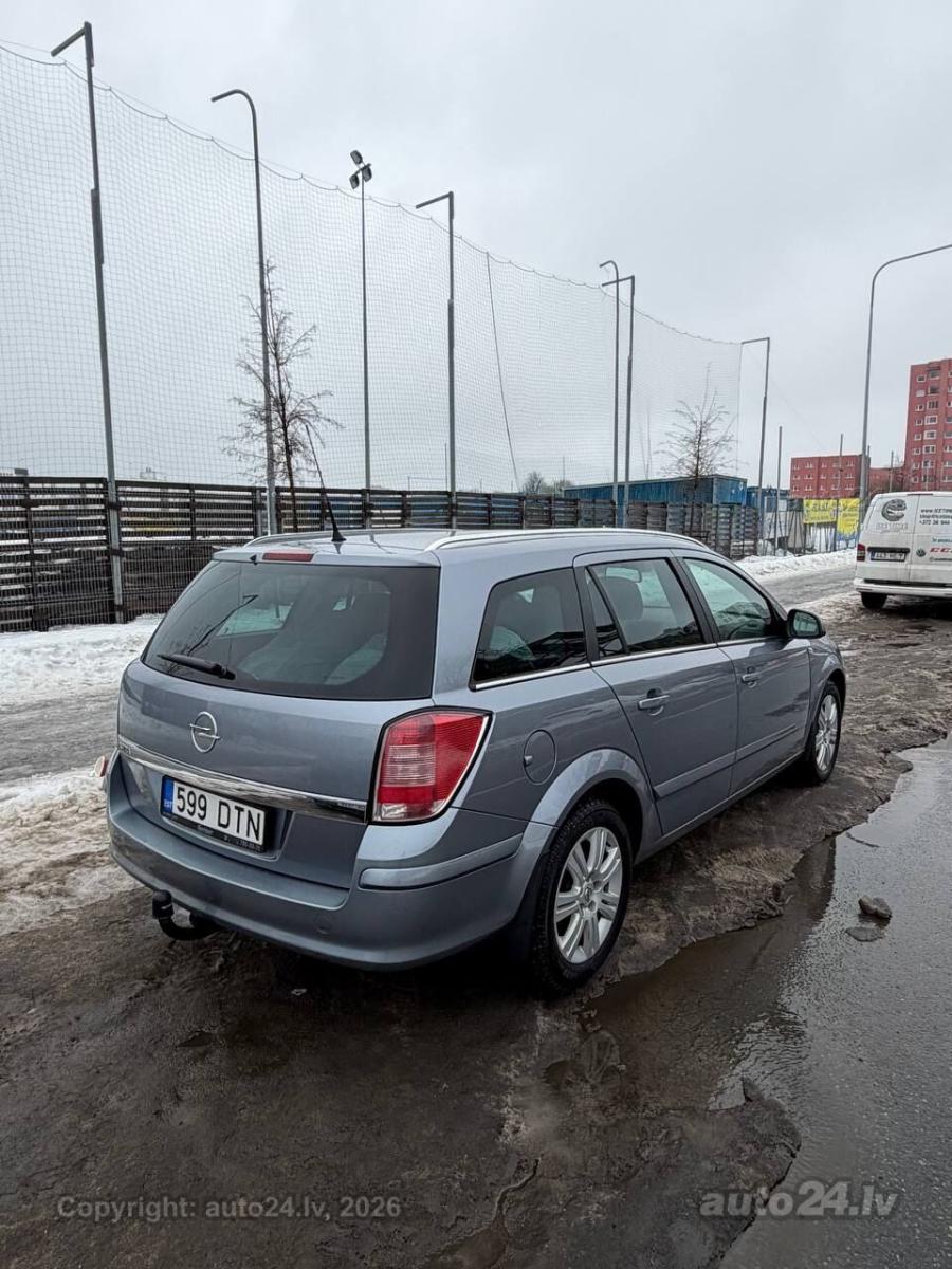 Grey Opel Astra 2011 in Tallinn, with an engine capacity of 1.60 L and mileage of 203 thousand km for 1999 €, photo 7 on AUTOMOTO.COM.LV