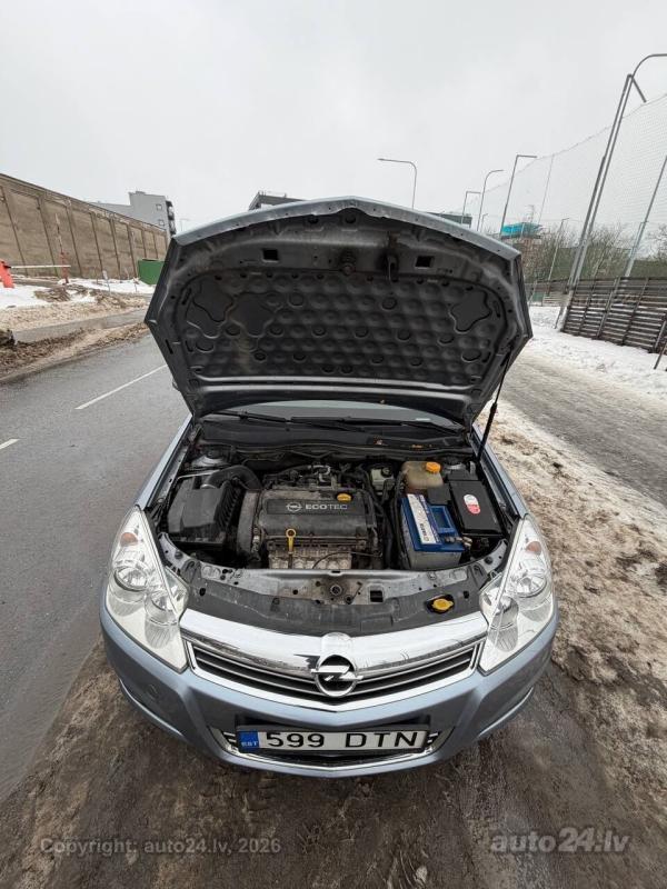 Grey Opel Astra 2011 in Tallinn, with an engine capacity of 1.60 L and mileage of 203 thousand km for 1999 €, photo 8 on AUTOMOTO.COM.LV