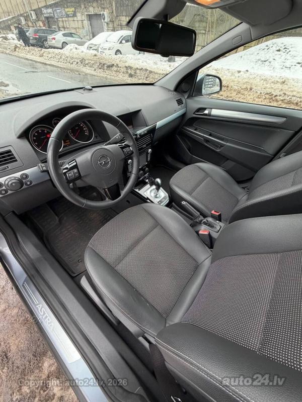 Grey Opel Astra 2011 in Tallinn, with an engine capacity of 1.60 L and mileage of 203 thousand km for 1999 €, photo 11 on AUTOMOTO.COM.LV