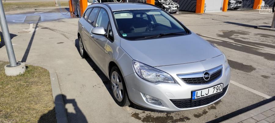 Grey Opel Astra 2011 in Kaunas, with an engine capacity of 1.70 L and mileage of 290 thousand km for 2700 €, photo 1 on AUTOMOTO.COM.LV