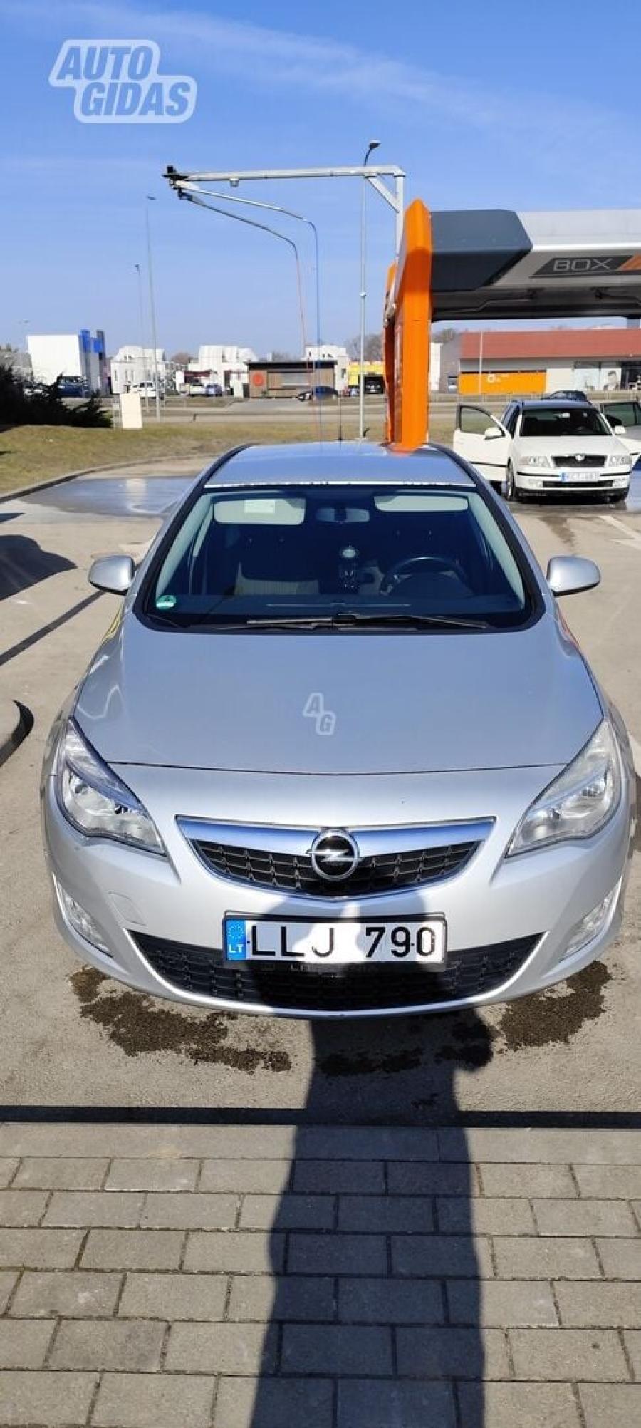 Grey Opel Astra 2011 in Kaunas, with an engine capacity of 1.70 L and mileage of 290 thousand km for 2700 €, photo 2 on AUTOMOTO.COM.LV