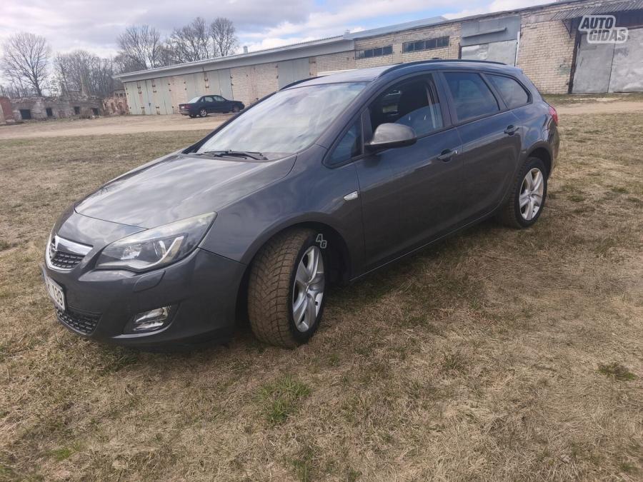 Grey Opel Astra 2011 in Ignalina, with an engine capacity of 1.70 L and mileage of 255 thousand km for 1650 €, photo 1 on AUTOMOTO.COM.LV