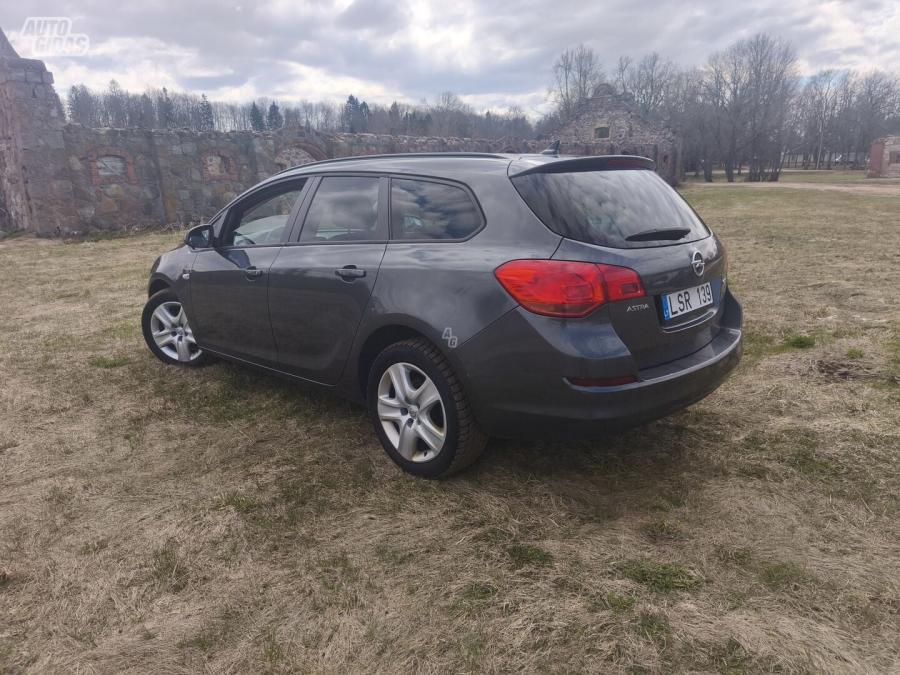 Grey Opel Astra 2011 in Ignalina, with an engine capacity of 1.70 L and mileage of 255 thousand km for 1650 €, photo 3 on AUTOMOTO.COM.LV