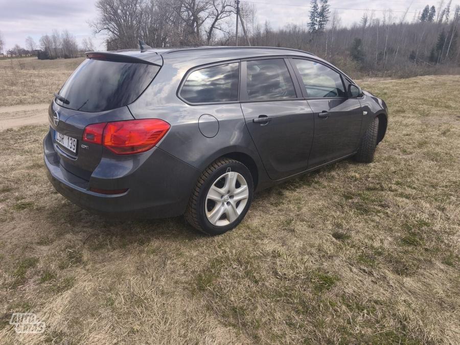 Grey Opel Astra 2011 in Ignalina, with an engine capacity of 1.70 L and mileage of 255 thousand km for 1650 €, photo 4 on AUTOMOTO.COM.LV