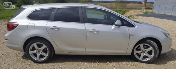 Grey Opel Astra 2011 in Alytus, with an engine capacity of 2.00 L and mileage of 283 thousand km for 3200 €, photo 3 on AUTOMOTO.COM.LV