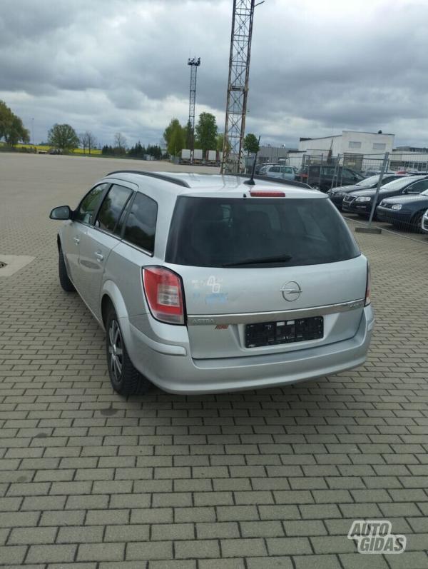 Grey Opel Astra 2011 in Marijampole, with an engine capacity of 1.70 L and mileage of 250 thousand km for 2299 €, photo 3 on AUTOMOTO.COM.LV