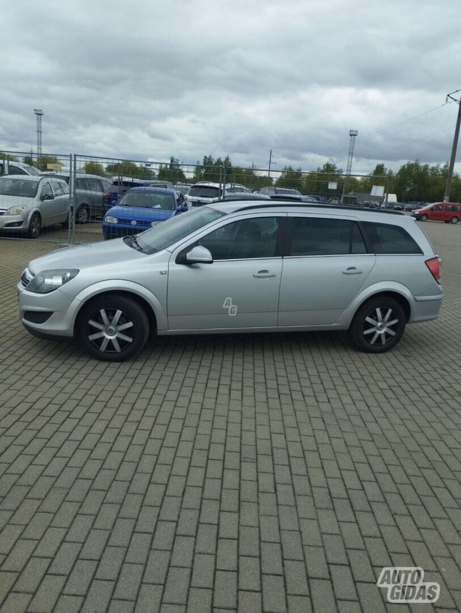Grey Opel Astra 2011 in Marijampole, with an engine capacity of 1.70 L and mileage of 250 thousand km for 1999 €, photo 6 on AUTOMOTO.COM.LV