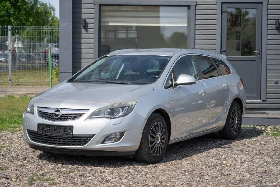 Pelēks Opel Astra 2011 Liepāja, ar dzinēja tilpumu 1.40 L un nobraukumu 242 tūkst. km par 4400 €, foto 1 vietnē AUTOMOTO.COM.LV