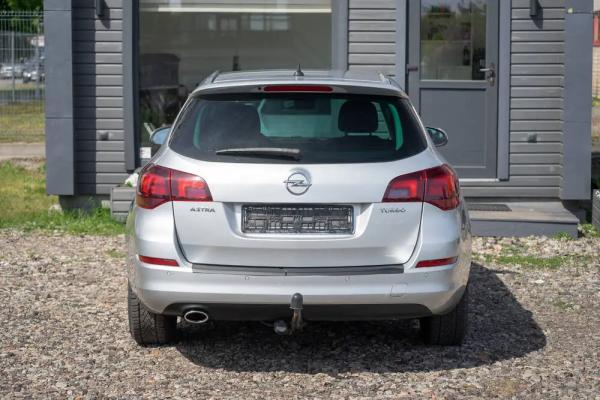 Grey Opel Astra 2011 in Liepaja, with an engine capacity of 1.40 L and mileage of 242 thousand km for 4400 €, photo 3 on AUTOMOTO.COM.LV