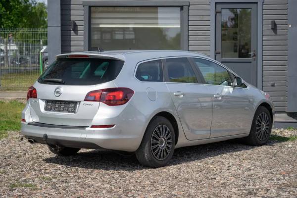 Grey Opel Astra 2011 in Liepaja, with an engine capacity of 1.40 L and mileage of 242 thousand km for 4400 €, photo 4 on AUTOMOTO.COM.LV