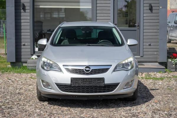 Grey Opel Astra 2011 in Liepaja, with an engine capacity of 1.40 L and mileage of 242 thousand km for 4400 €, photo 6 on AUTOMOTO.COM.LV