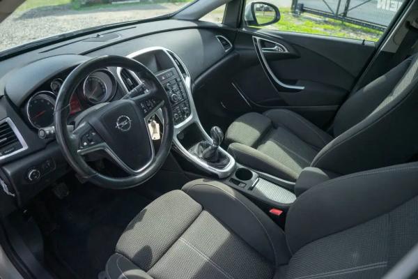 Grey Opel Astra 2011 in Liepaja, with an engine capacity of 1.40 L and mileage of 242 thousand km for 4400 €, photo 8 on AUTOMOTO.COM.LV