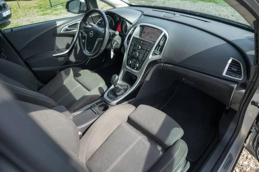 Pelēks Opel Astra 2011 Liepāja, ar dzinēja tilpumu 1.40 L un nobraukumu 242 tūkst. km par 4400 €, foto 14 vietnē AUTOMOTO.COM.LV