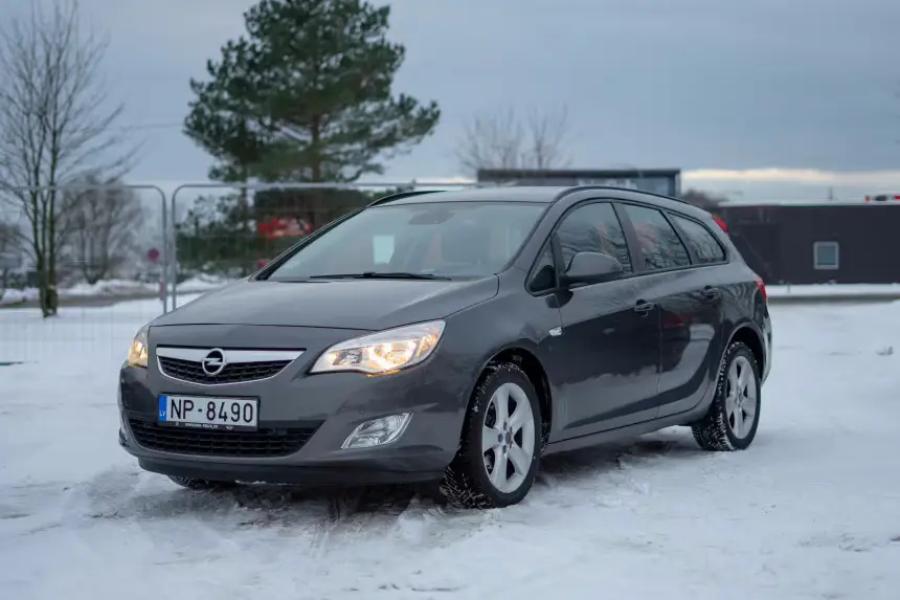 Grey Opel Astra 2011 in Liepaja, with an engine capacity of 1.40 L and mileage of 200 thousand km for 5200 €, photo 1 on AUTOMOTO.COM.LV