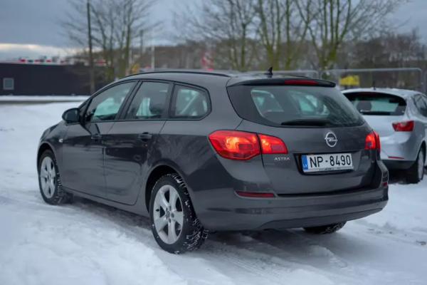 Grey Opel Astra 2011 in Liepaja, with an engine capacity of 1.40 L and mileage of 200 thousand km for 5200 €, photo 2 on AUTOMOTO.COM.LV