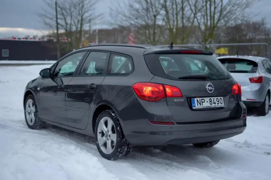 Grey Opel Astra 2011 in Liepaja, with an engine capacity of 1.40 L and mileage of 200 thousand km for 5200 €, photo 3 on AUTOMOTO.COM.LV