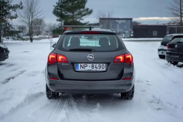Grey Opel Astra 2011 in Liepaja, with an engine capacity of 1.40 L and mileage of 200 thousand km for 5200 €, photo 3 on AUTOMOTO.COM.LV
