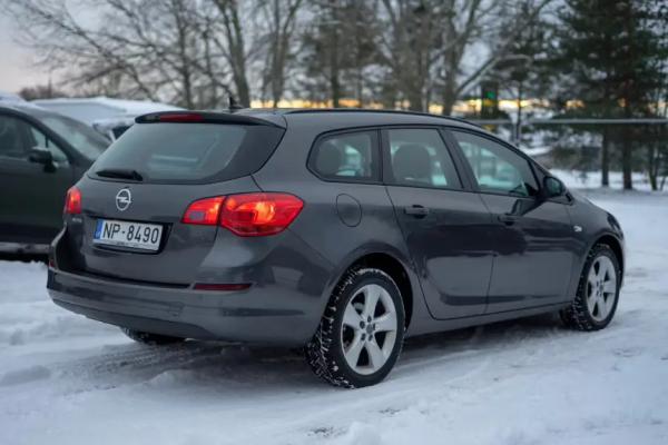 Grey Opel Astra 2011 in Liepaja, with an engine capacity of 1.40 L and mileage of 200 thousand km for 5200 €, photo 4 on AUTOMOTO.COM.LV