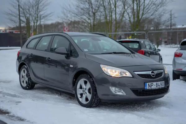 Grey Opel Astra 2011 in Liepaja, with an engine capacity of 1.40 L and mileage of 200 thousand km for 5200 €, photo 5 on AUTOMOTO.COM.LV