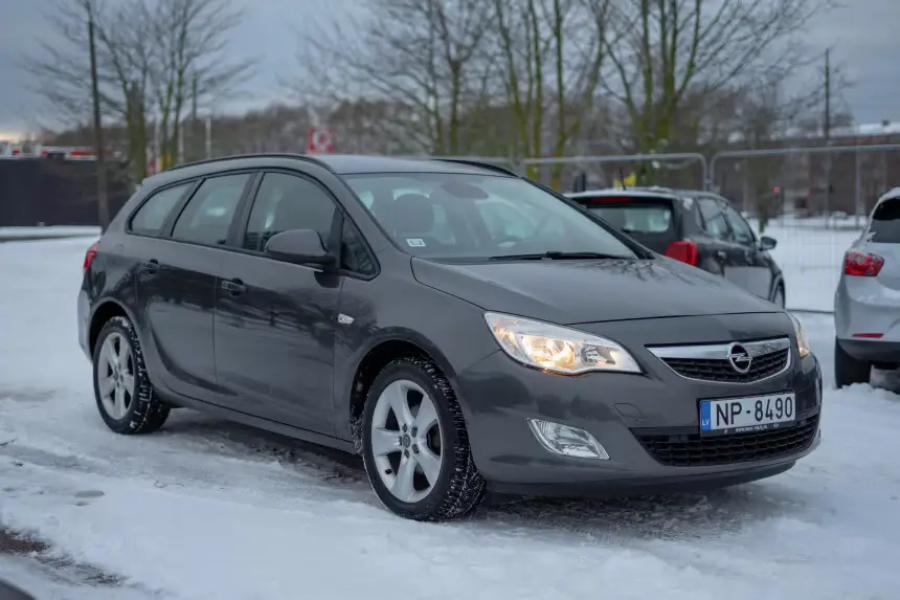 Grey Opel Astra 2011 in Liepaja, with an engine capacity of 1.40 L and mileage of 200 thousand km for 5200 €, photo 6 on AUTOMOTO.COM.LV