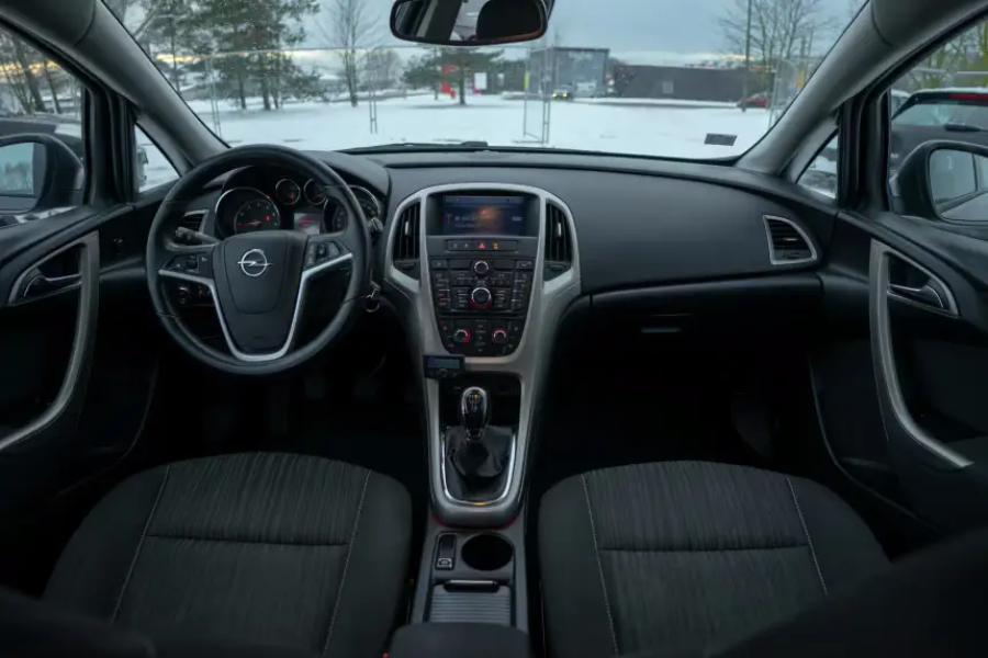 Grey Opel Astra 2011 in Liepaja, with an engine capacity of 1.40 L and mileage of 200 thousand km for 5200 €, photo 7 on AUTOMOTO.COM.LV