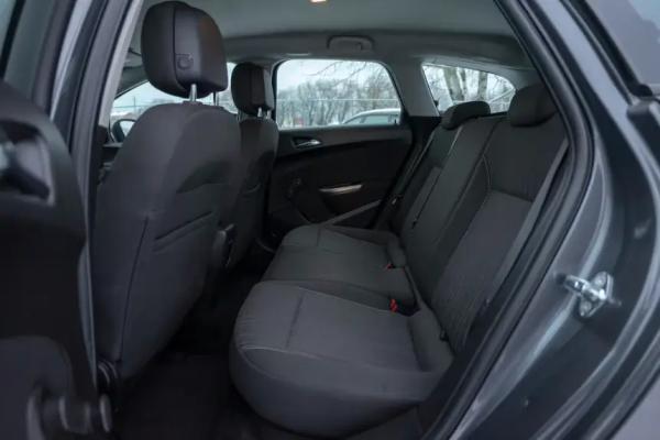Grey Opel Astra 2011 in Liepaja, with an engine capacity of 1.40 L and mileage of 200 thousand km for 5200 €, photo 8 on AUTOMOTO.COM.LV
