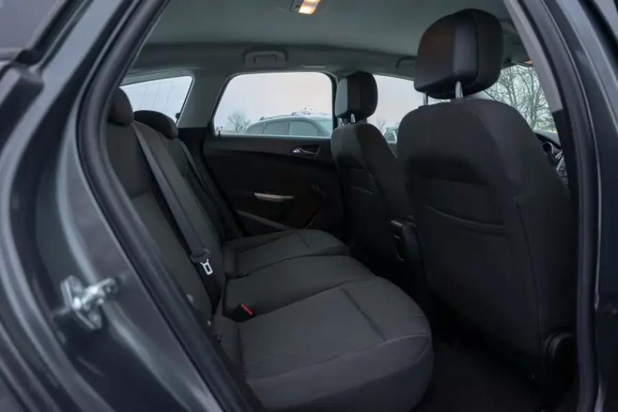 Grey Opel Astra 2011 in Liepaja, with an engine capacity of 1.40 L and mileage of 200 thousand km for 5200 €, photo 11 on AUTOMOTO.COM.LV