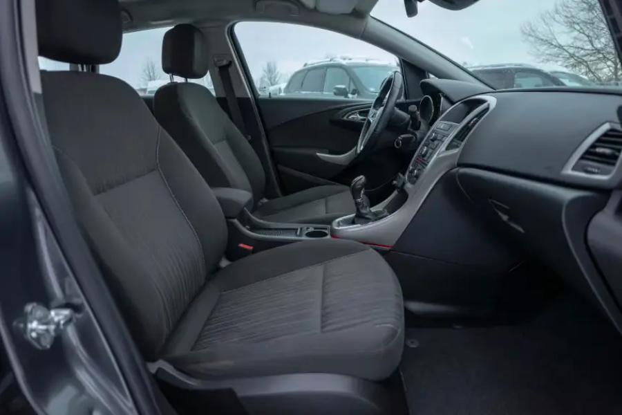 Grey Opel Astra 2011 in Liepaja, with an engine capacity of 1.40 L and mileage of 200 thousand km for 5200 €, photo 12 on AUTOMOTO.COM.LV