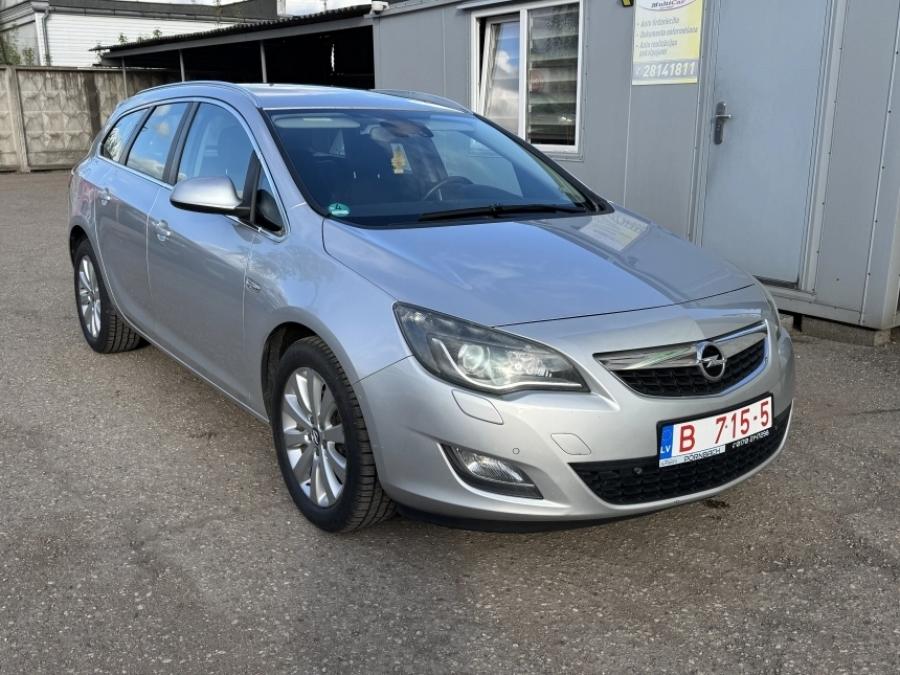 Grey Opel Astra 2011 in Riga, with an engine capacity of 1.70 L and mileage of 268 thousand km for 4490 €, photo 1 on AUTOMOTO.COM.LV