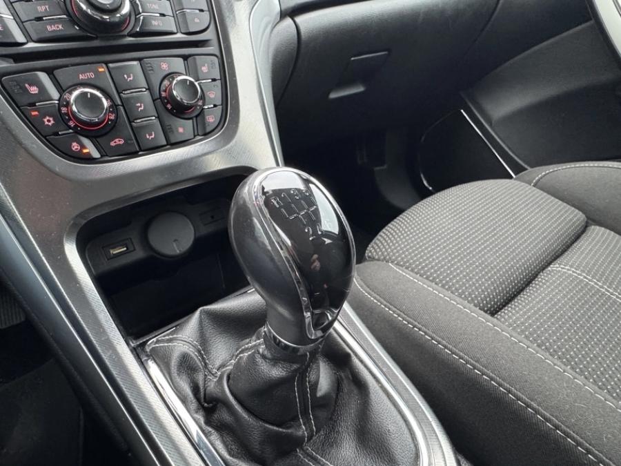 Grey Opel Astra 2011 in Riga, with an engine capacity of 1.70 L and mileage of 268 thousand km for 4490 €, photo 5 on AUTOMOTO.COM.LV