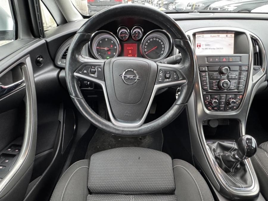 Grey Opel Astra 2011 in Riga, with an engine capacity of 1.70 L and mileage of 268 thousand km for 4490 €, photo 10 on AUTOMOTO.COM.LV