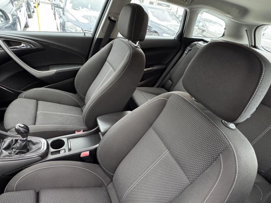 Grey Opel Astra 2011 in Riga, with an engine capacity of 1.70 L and mileage of 268 thousand km for 4490 €, photo 11 on AUTOMOTO.COM.LV