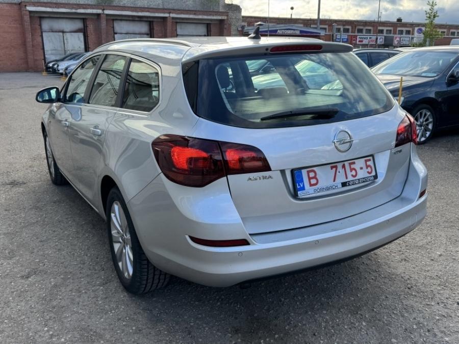 Grey Opel Astra 2011 in Riga, with an engine capacity of 1.70 L and mileage of 268 thousand km for 4490 €, photo 13 on AUTOMOTO.COM.LV