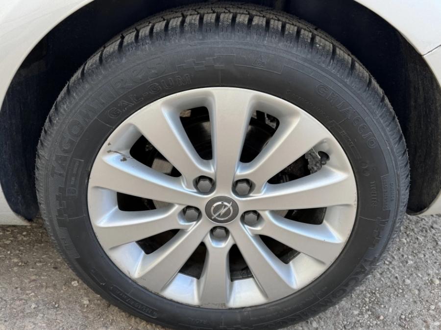 Grey Opel Astra 2011 in Riga, with an engine capacity of 1.70 L and mileage of 268 thousand km for 4490 €, photo 22 on AUTOMOTO.COM.LV