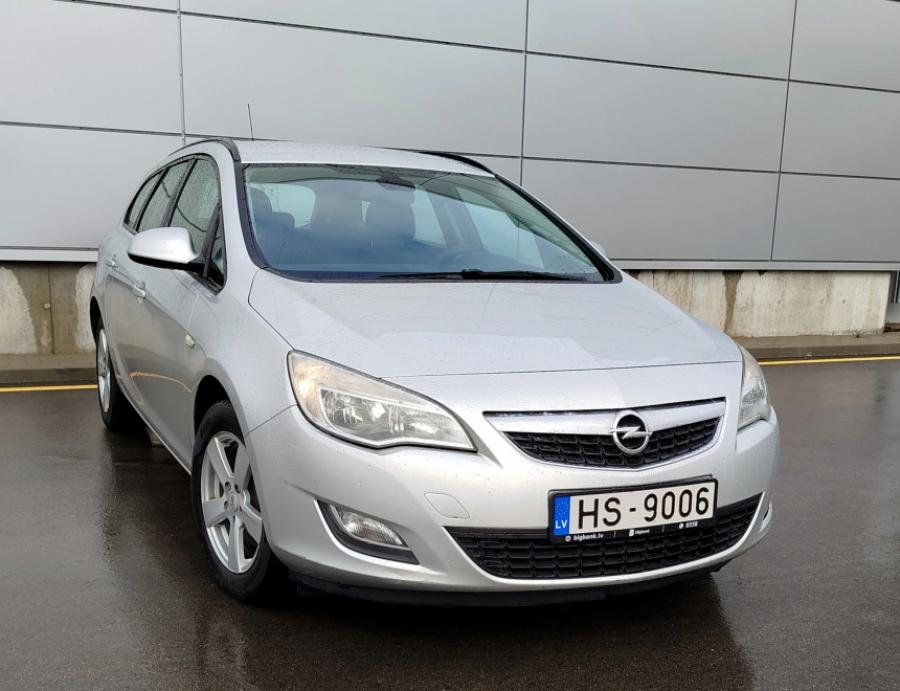 Grey Opel Astra 2011 in Riga, with an engine capacity of 1.70 L and mileage of 249 thousand km for 2750 €, photo 1 on AUTOMOTO.COM.LV