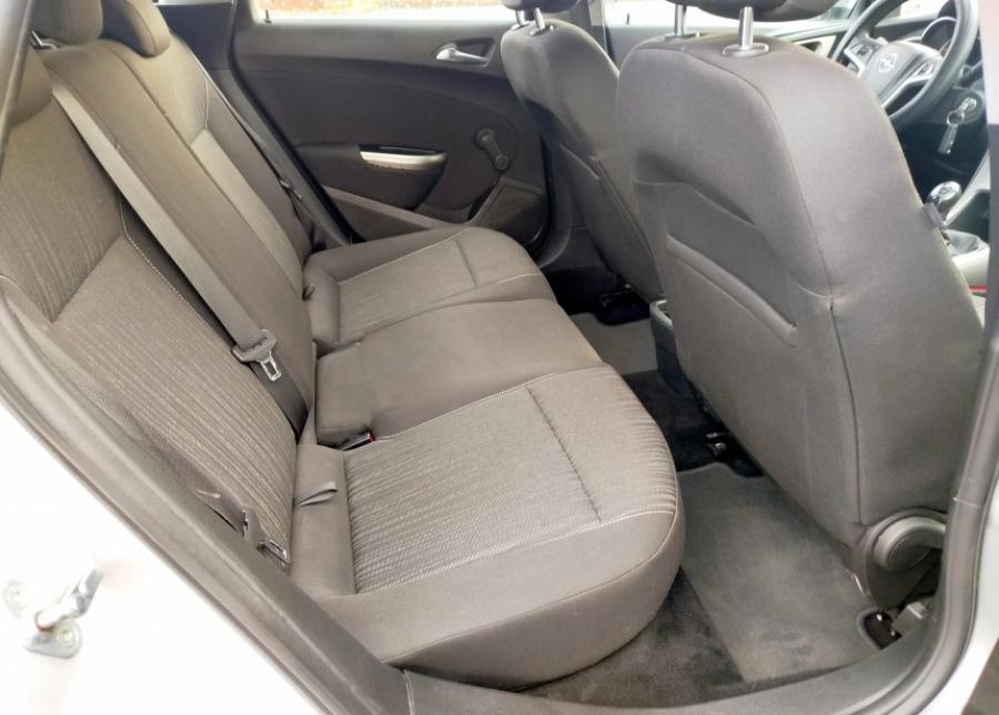 Grey Opel Astra 2011 in Riga, with an engine capacity of 1.70 L and mileage of 249 thousand km for 2750 €, photo 9 on AUTOMOTO.COM.LV
