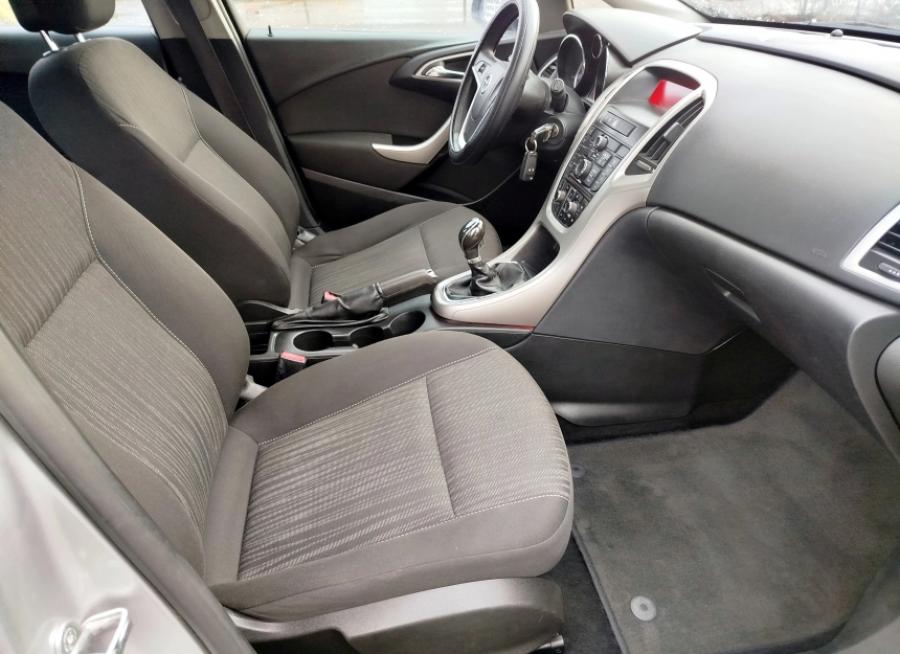 Grey Opel Astra 2011 in Riga, with an engine capacity of 1.70 L and mileage of 249 thousand km for 2750 €, photo 10 on AUTOMOTO.COM.LV