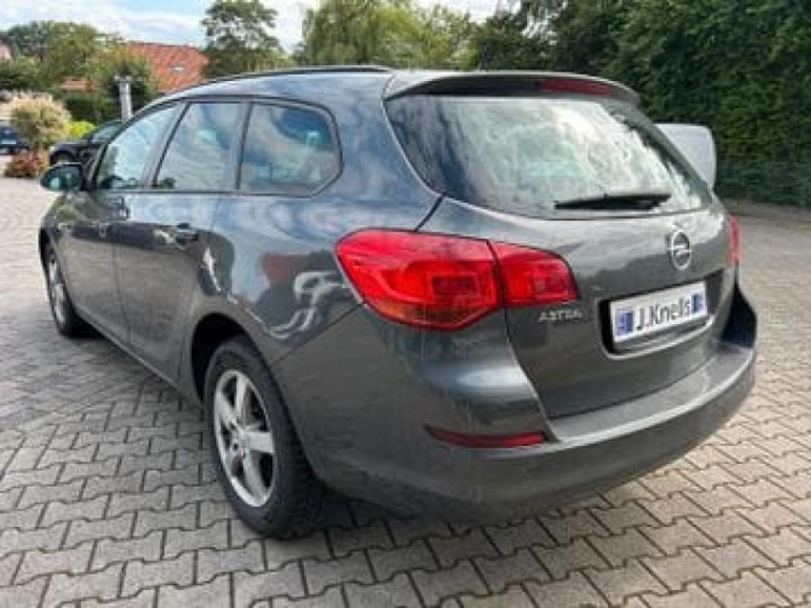 Grey Opel Astra 2011 in Riga, with an engine capacity of 1.70 L and mileage of 229 thousand km for 4100 €, photo 6 on AUTOMOTO.COM.LV