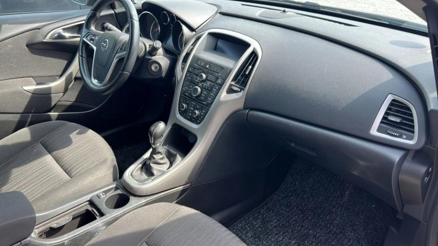 Grey Opel Astra 2011 in Riga, with an engine capacity of 1.70 L and mileage of 229 thousand km for 4100 €, photo 9 on AUTOMOTO.COM.LV