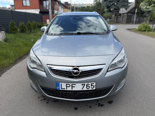Grey Opel Astra 2011 in Kaunas, with an engine capacity of 1.70 L and mileage of 275 thousand km for 2550 €, photo 4 on AUTOMOTO.COM.LV
