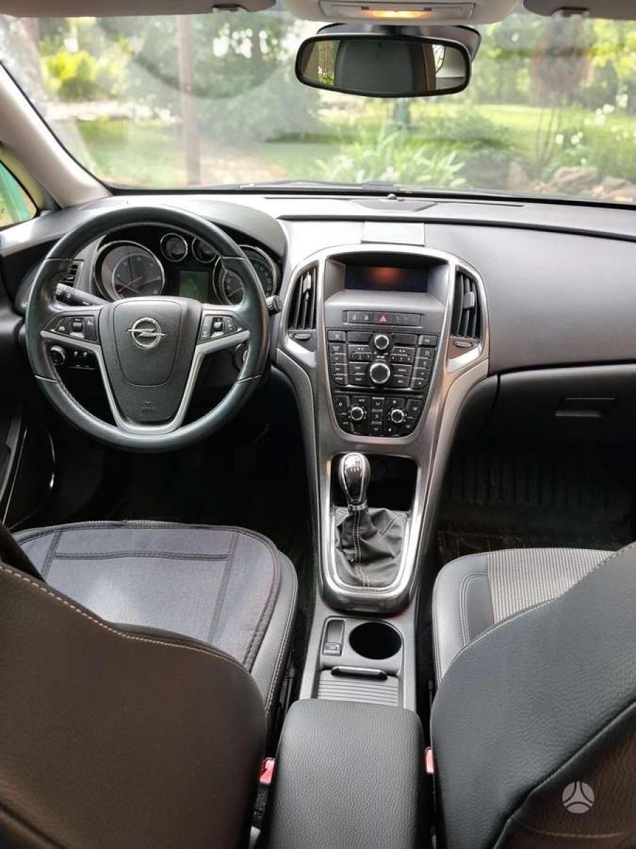 Grey Opel Astra 2011 in Siauliai, with an engine capacity of 1.96 L and mileage of 180 thousand km for 3000 €, photo 3 on AUTOMOTO.COM.LV