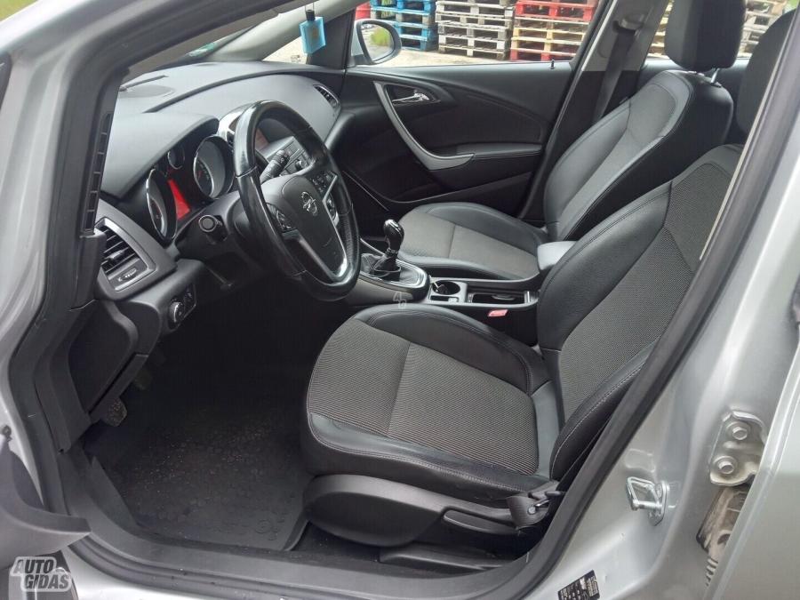 Grey Opel Astra 2011 in Siauliai, with an engine capacity of 2.00 L and mileage of 310 thousand km for 2350 €, photo 13 on AUTOMOTO.COM.LV