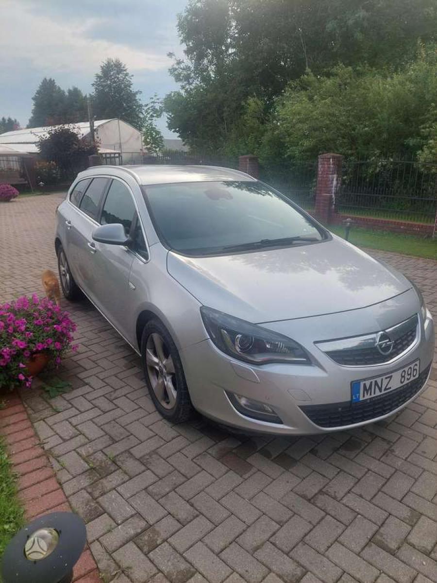 Grey Opel Astra 2011 in Rokiskis, with an engine capacity of 1.96 L and mileage of 267 thousand km for 2350 €, photo 1 on AUTOMOTO.COM.LV
