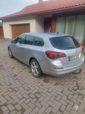Grey Opel Astra 2011 in Rokiskis, with an engine capacity of 1.96 L and mileage of 267 thousand km for 2350 €, photo 4 on AUTOMOTO.COM.LV