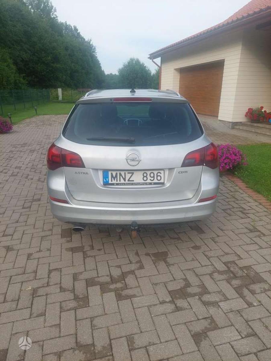 Grey Opel Astra 2011 in Rokiskis, with an engine capacity of 1.96 L and mileage of 267 thousand km for 2350 €, photo 6 on AUTOMOTO.COM.LV