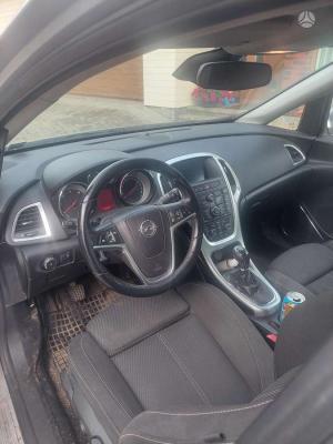 Grey Opel Astra 2011 in Rokiskis, with an engine capacity of 1.96 L and mileage of 267 thousand km for 2350 €, photo 8 on AUTOMOTO.COM.LV